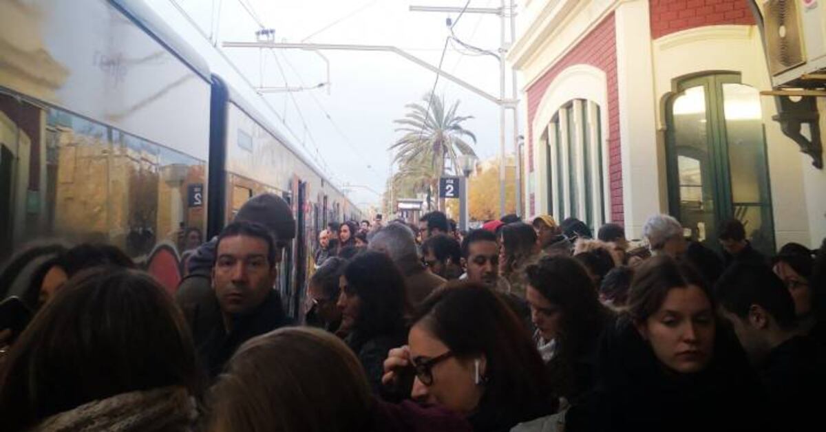 Renfe apea a todos los viajeros de un tren en Montgat, por exceso de ...
