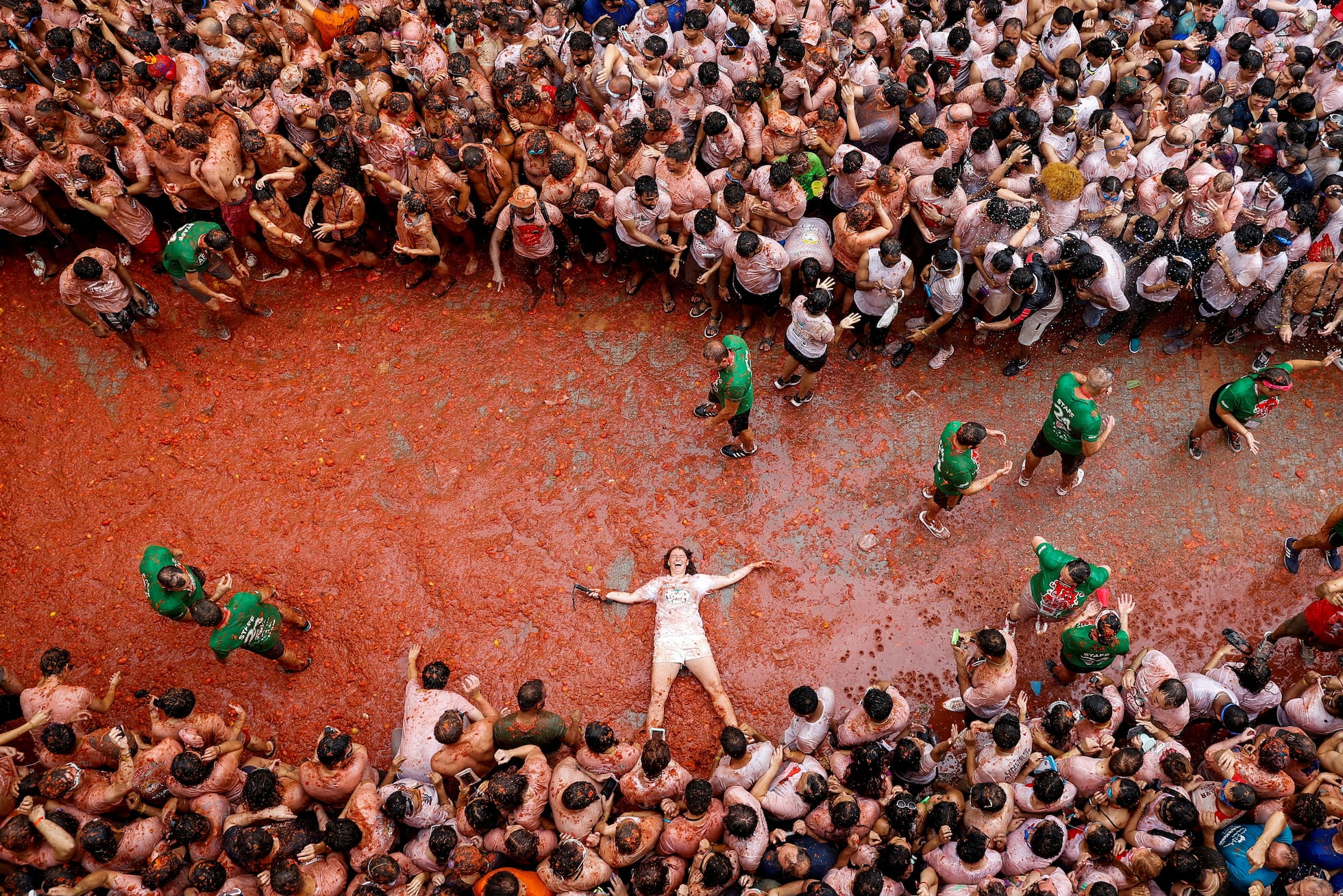 Buñol celebra la tradicional Tomatina con 22.000 personas en la calle y ...