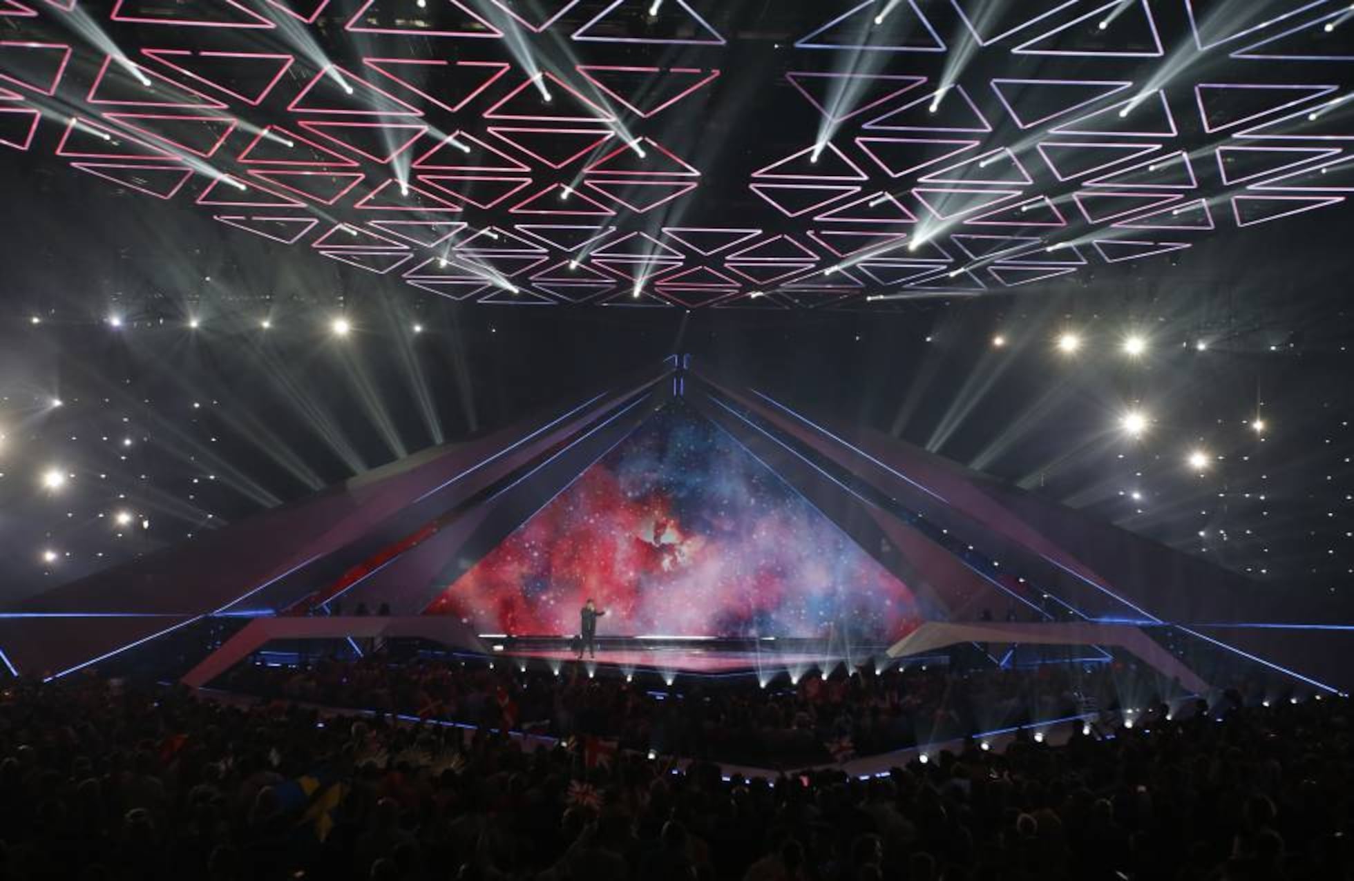 Eurovisión: La simbología oculta en los escenarios futuristas de ...