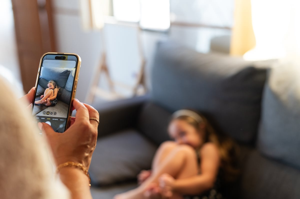 El Ministerio de Juventud regulará el ‘sharenting’, la práctica de subir fotos de los hijos a ...