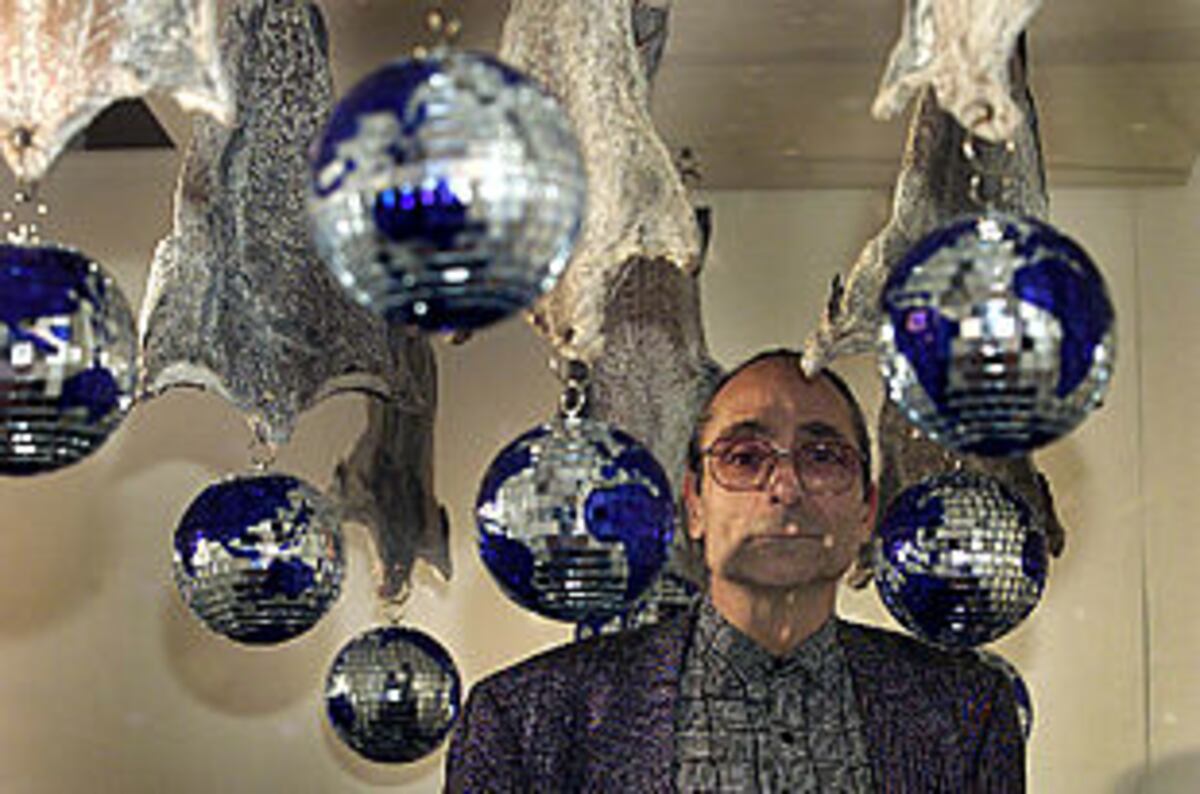El artista Antoni Miralda, entre los múltiples producidos por la ...
