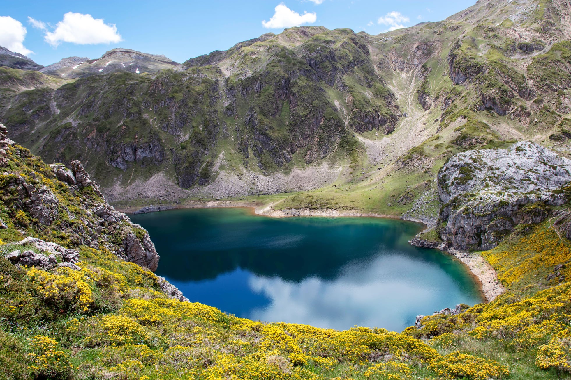 Los 12 lagos más espectaculares de España para pasear, bañarse y ...