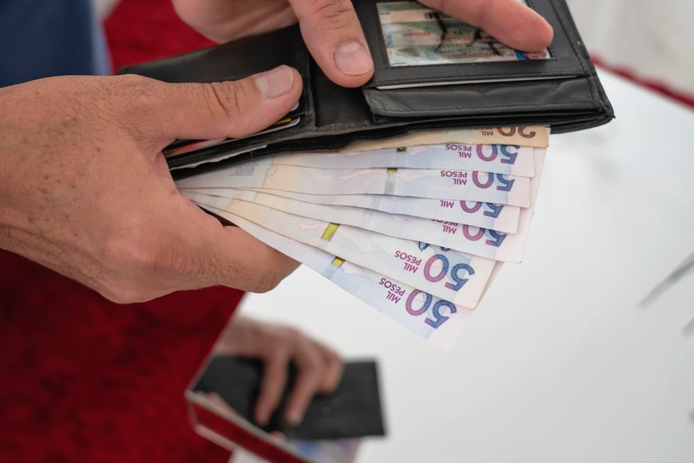 El Gobierno anuncia que el salario mínimo en Colombia para 2025 será de ...