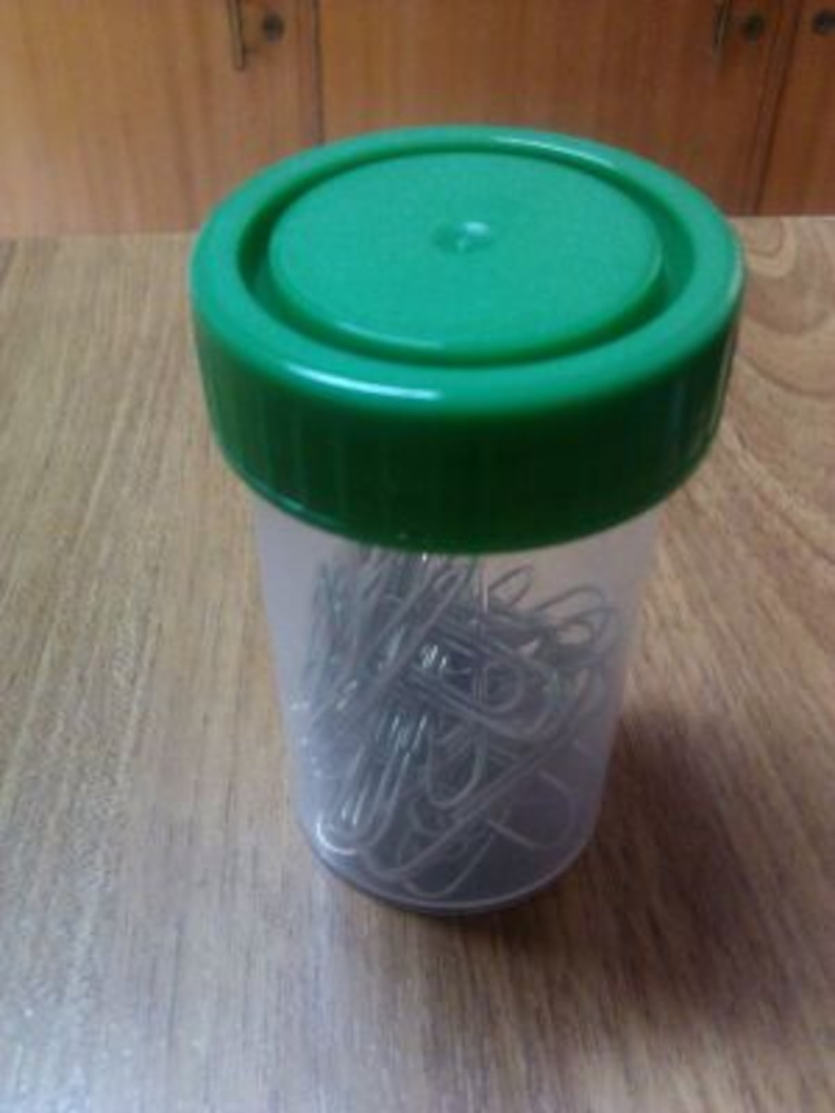 Para llamar a la enfermera, agite este bote de orina con clips ...