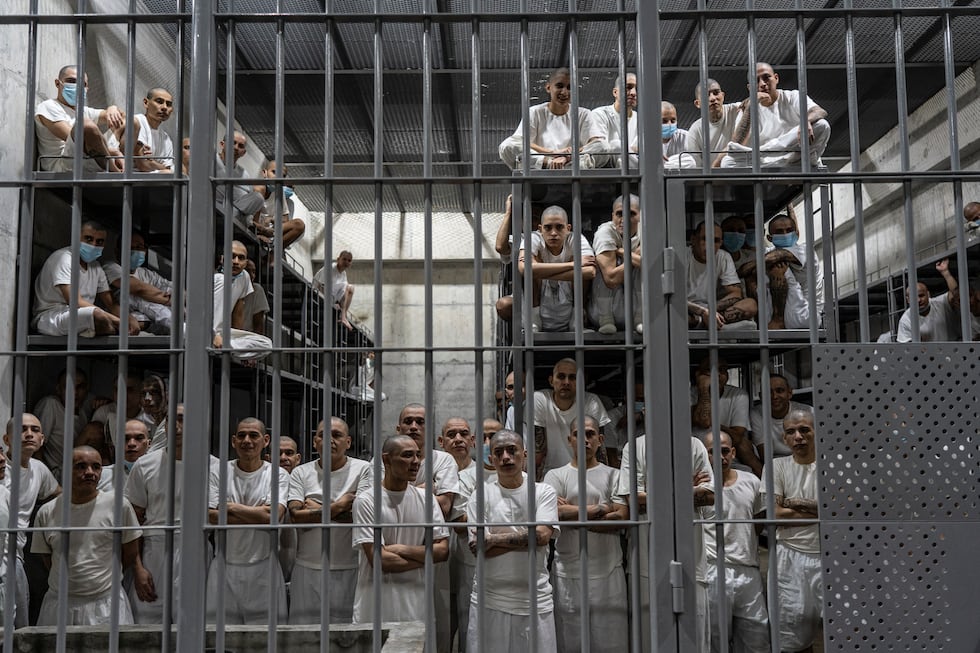 Photos: A tour of Nayib Bukele’s mega-prison | Fotos | International ...