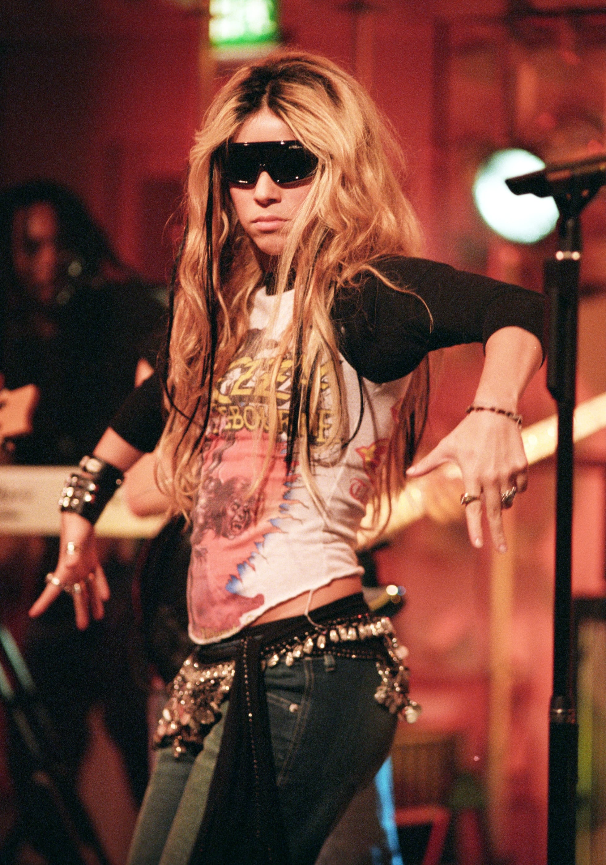 Shakira’s unique style in 20 photos: Short tops, hip scarves, bare feet ...