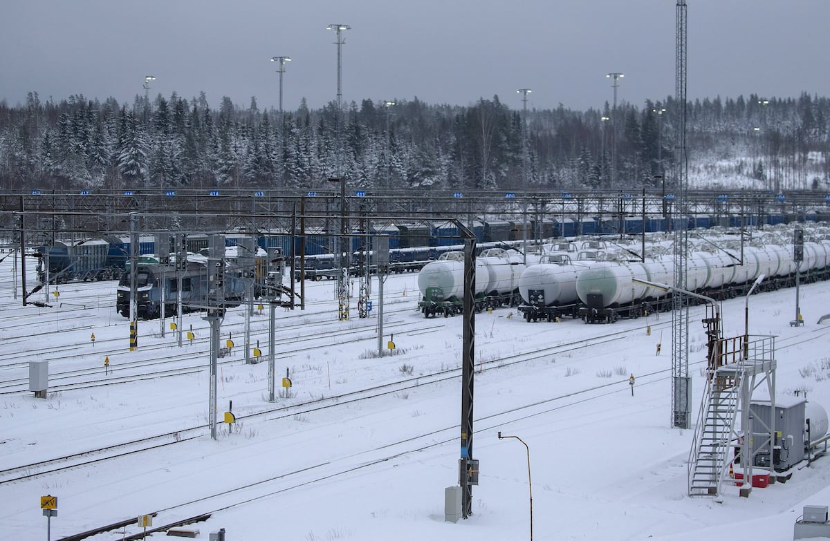 Finland closes last crossing point with Russia, sealing off entire ...