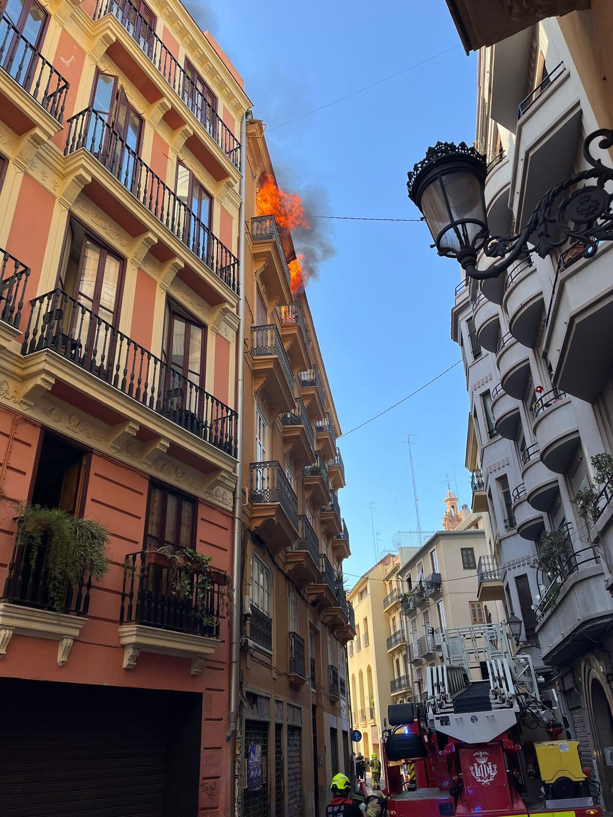 Un violento incendio en pleno centro de Valencia destruye una vivienda ...