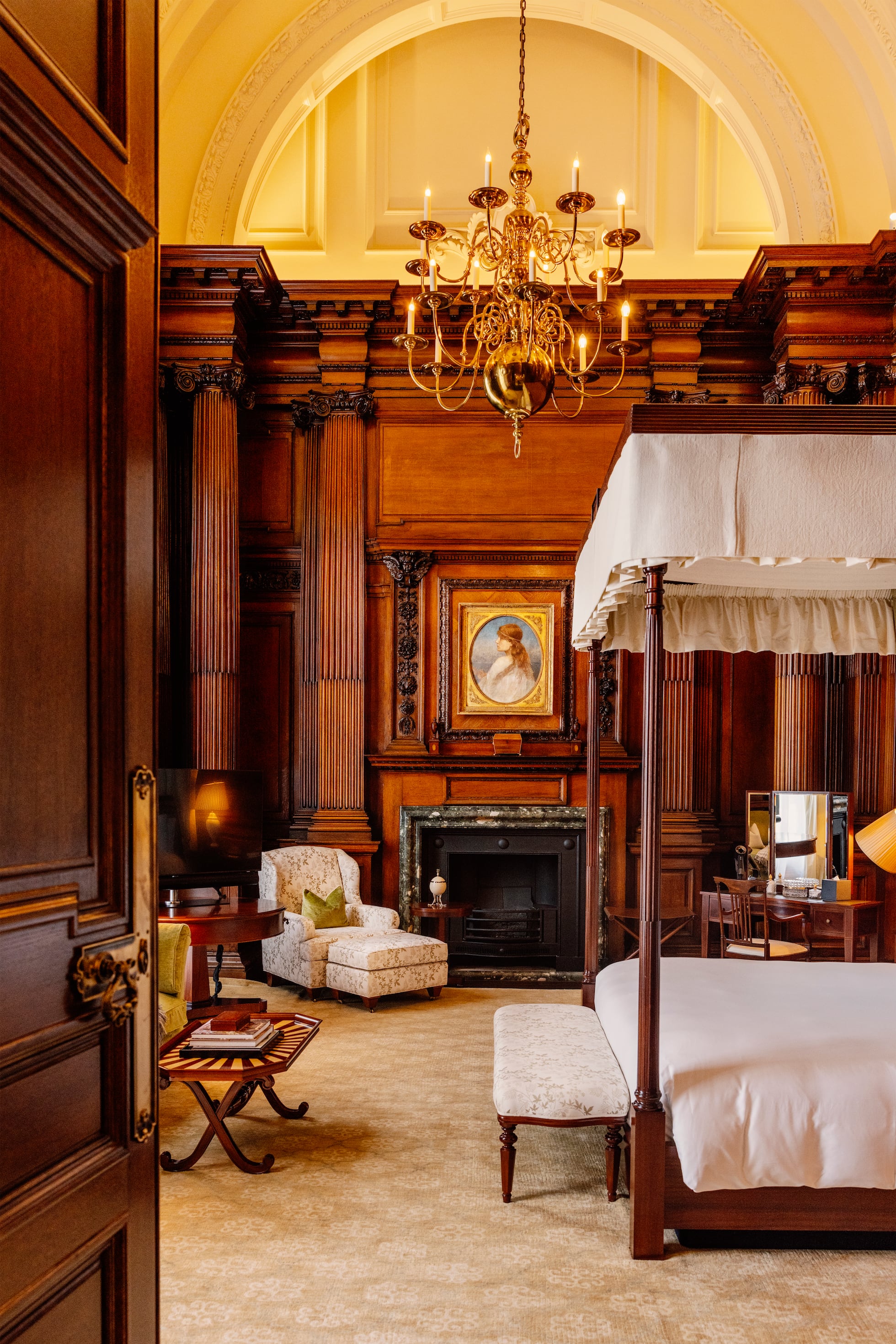 A night filled with ministers, spies and guests: Inside the luxury ...