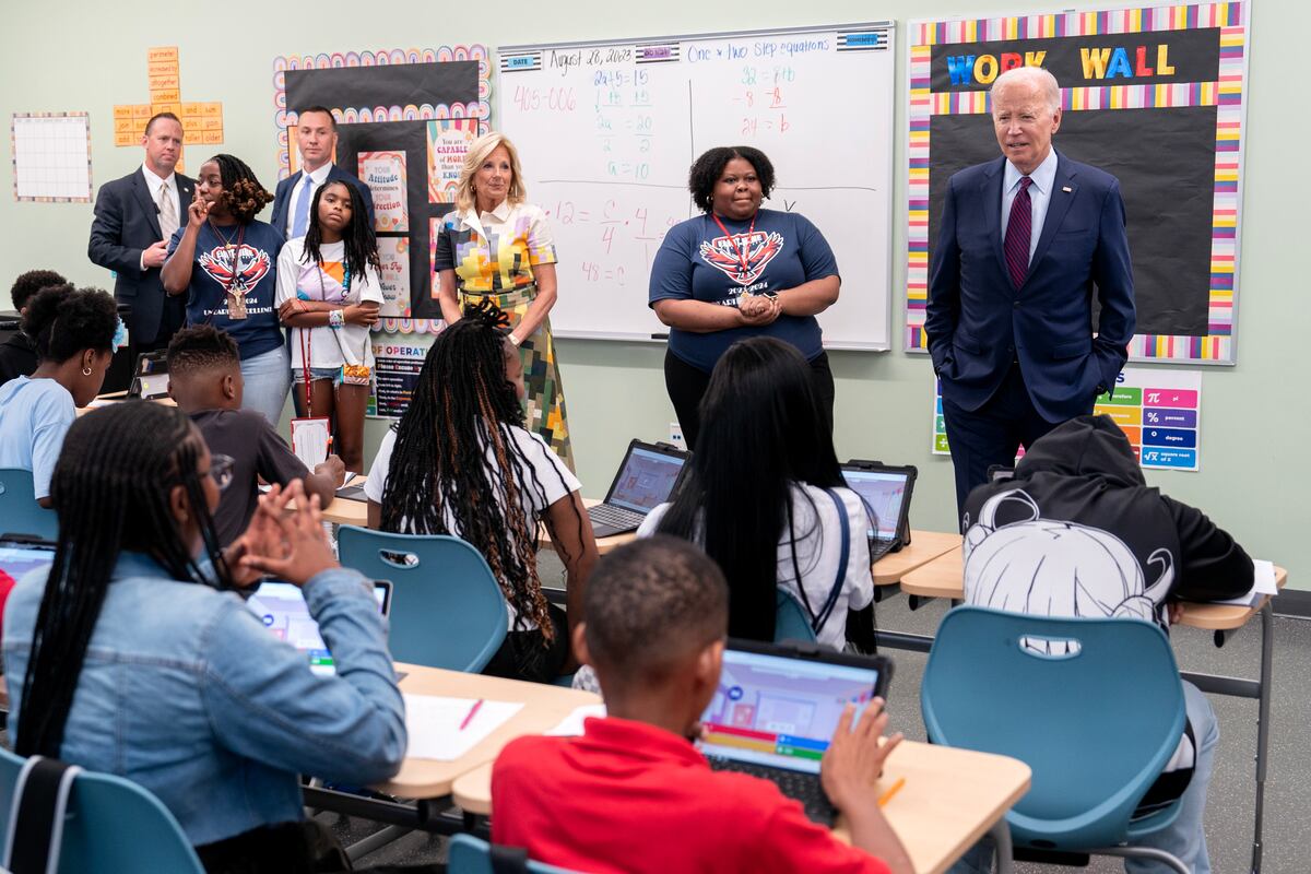 Biden and the first lady drop by a DC middle school math class and ...