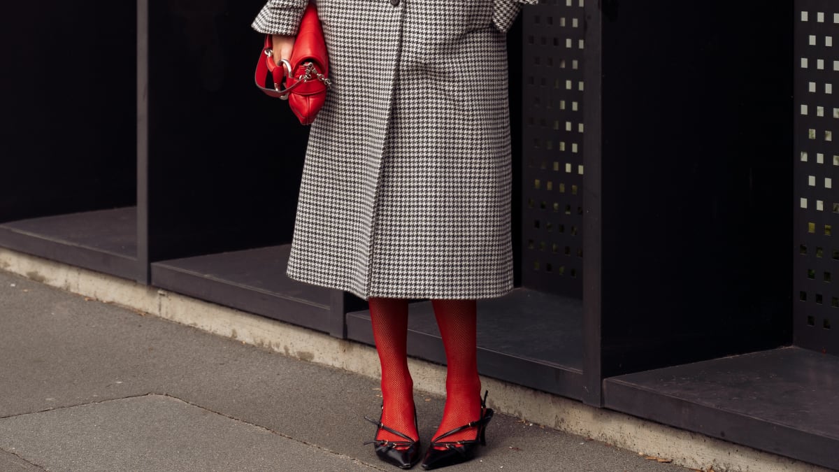 Cinco ideas para combinar las medias rojas que son tendencia | Moda | S ...