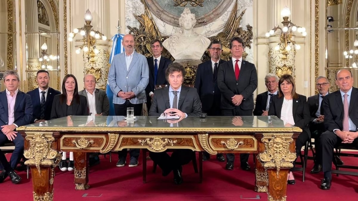 Milei begins dismantling the Argentine State by imposing 300 reforms in ...