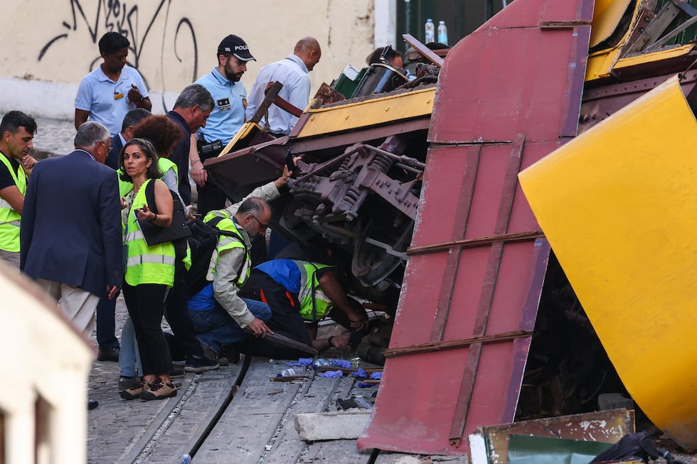 El accidente del funicular de Gloria en Lisboa, en imágenes | Fotos ...