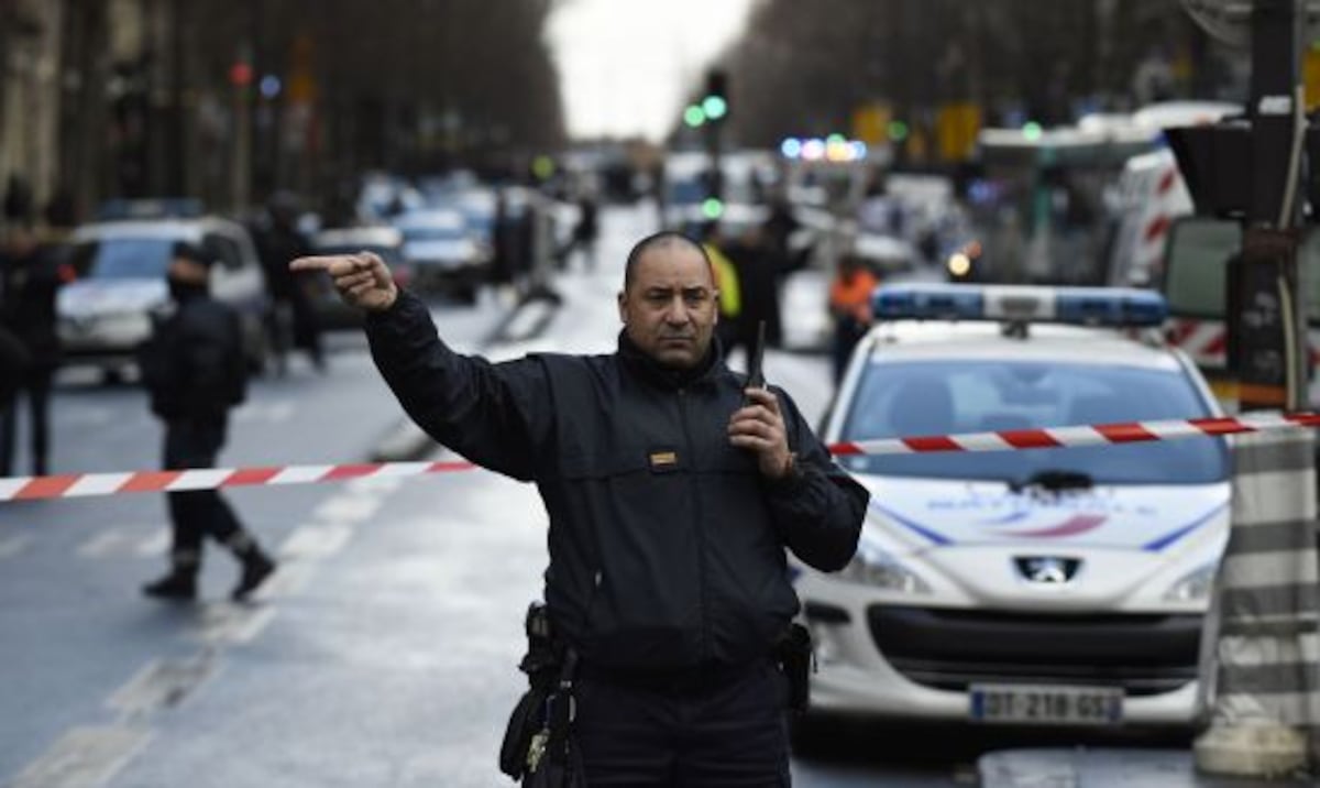 L’atacant abatut per la policia a París portava una bandera de l’ISIS ...