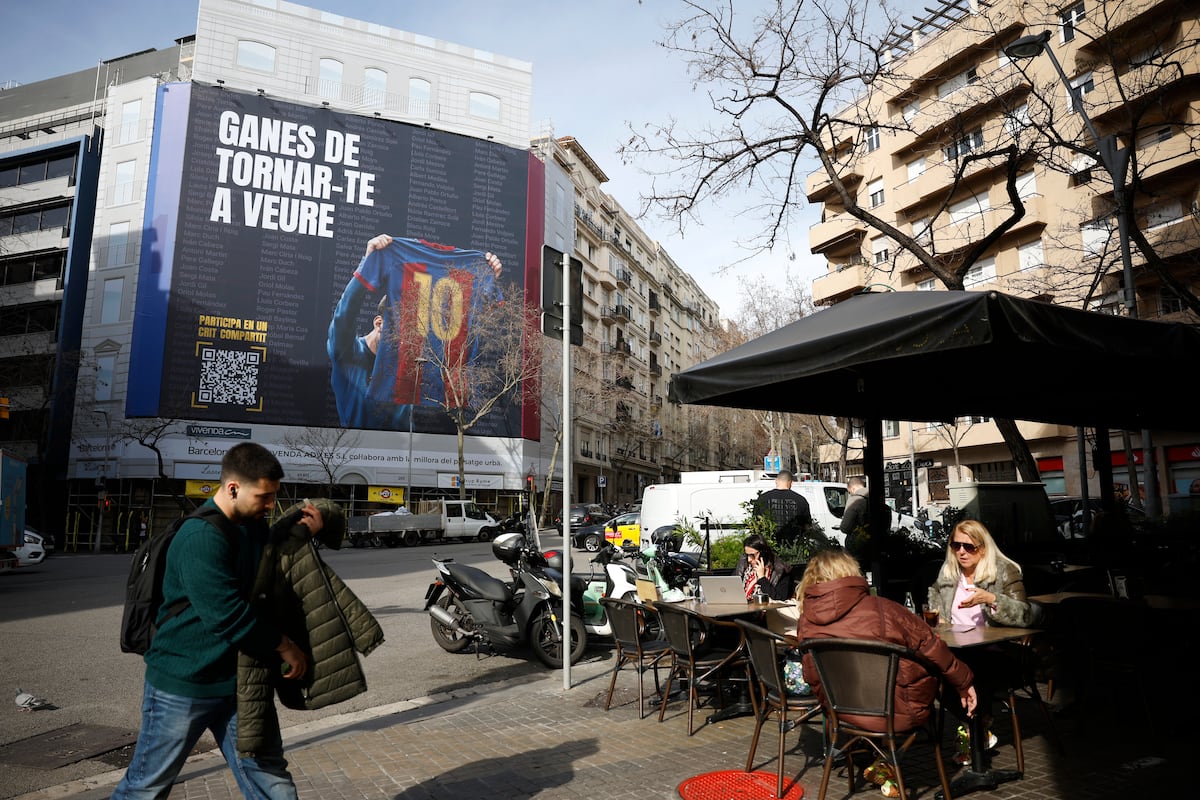 Marc Ciria, precandidato a las elecciones del Barcelona, despliega una ...