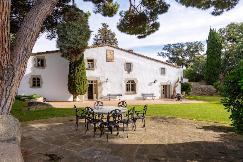 Las tres casas de la semana: masía histórica entre pinos por 10 ...