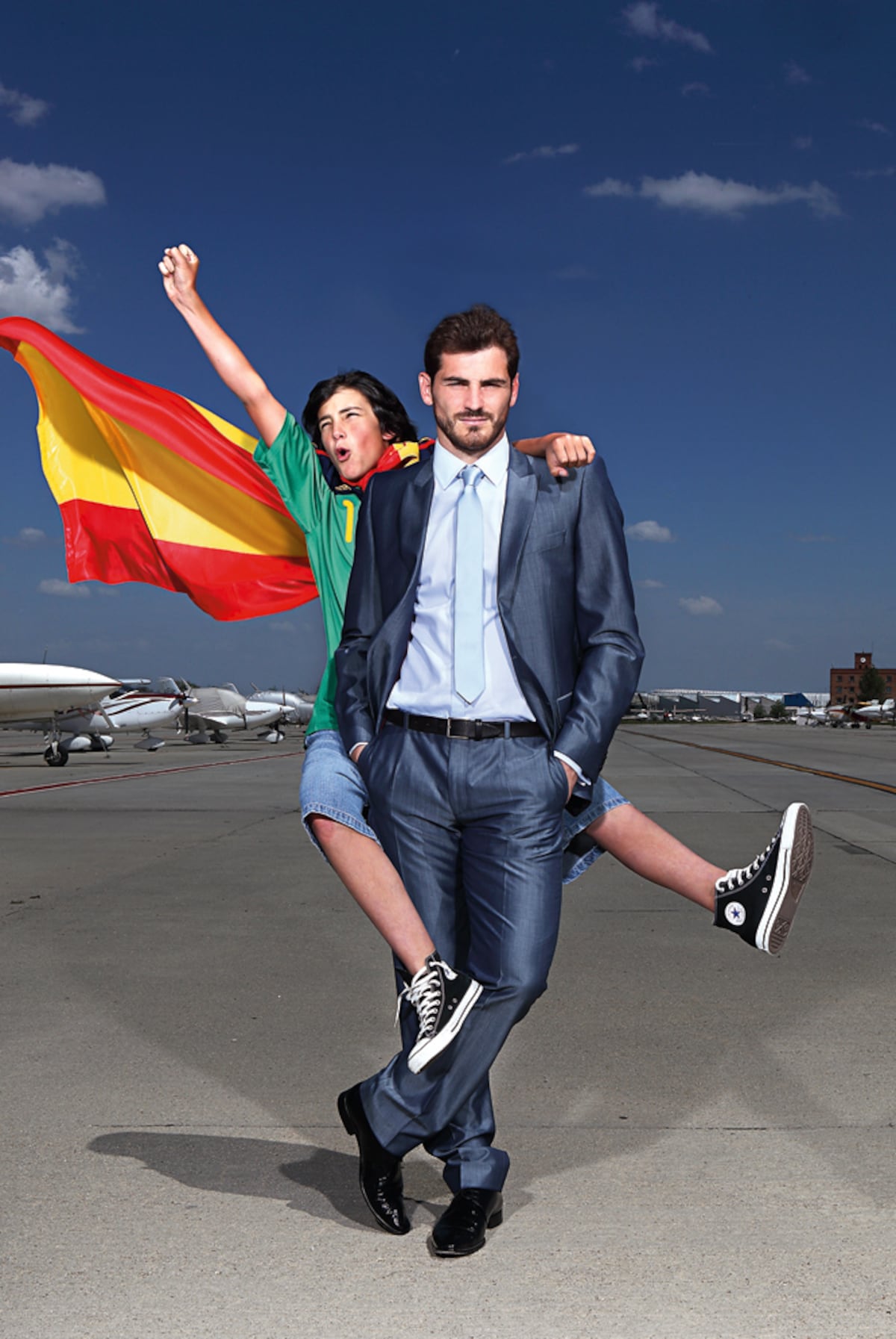 El joven Lucas Manzano con Iker Casillas | EL PAÍS Semanal | EL PAÍS