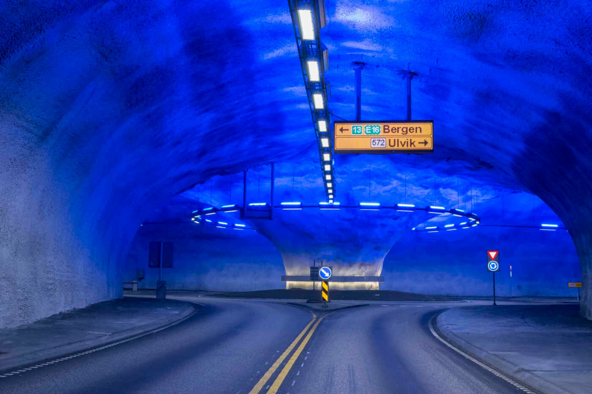 The longest road tunnel in the world has an anti-claustrophobia system ...