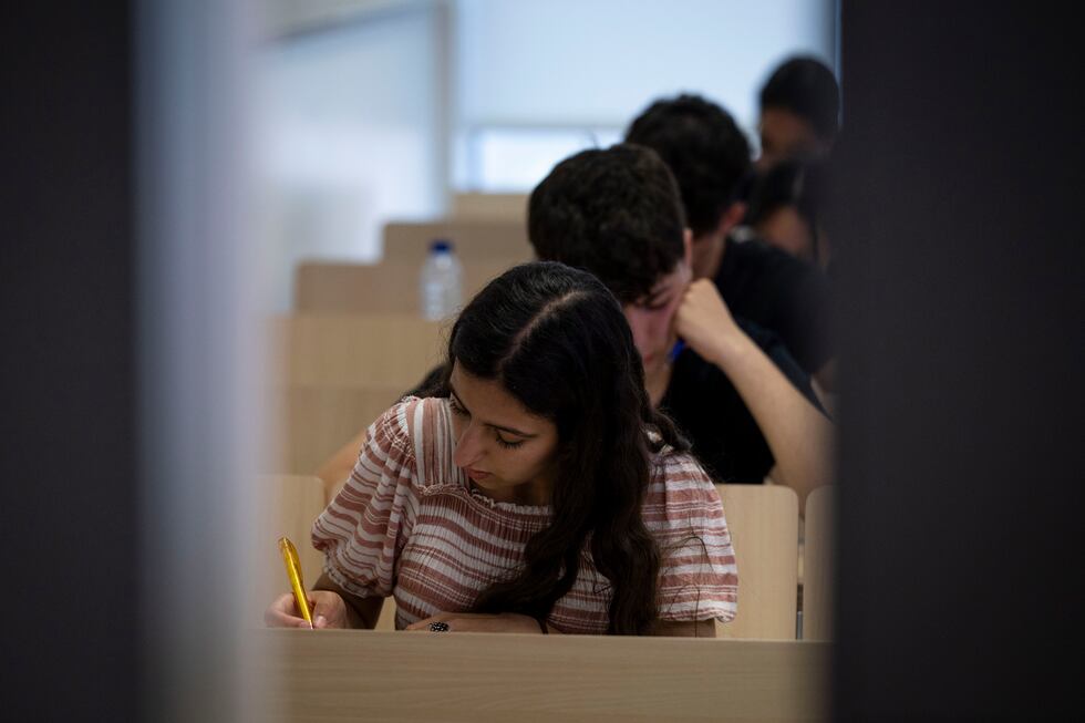 ¿En qué se diferencia la EvAU de EBAU, PAU o AvAu? | Universidades | EL ...