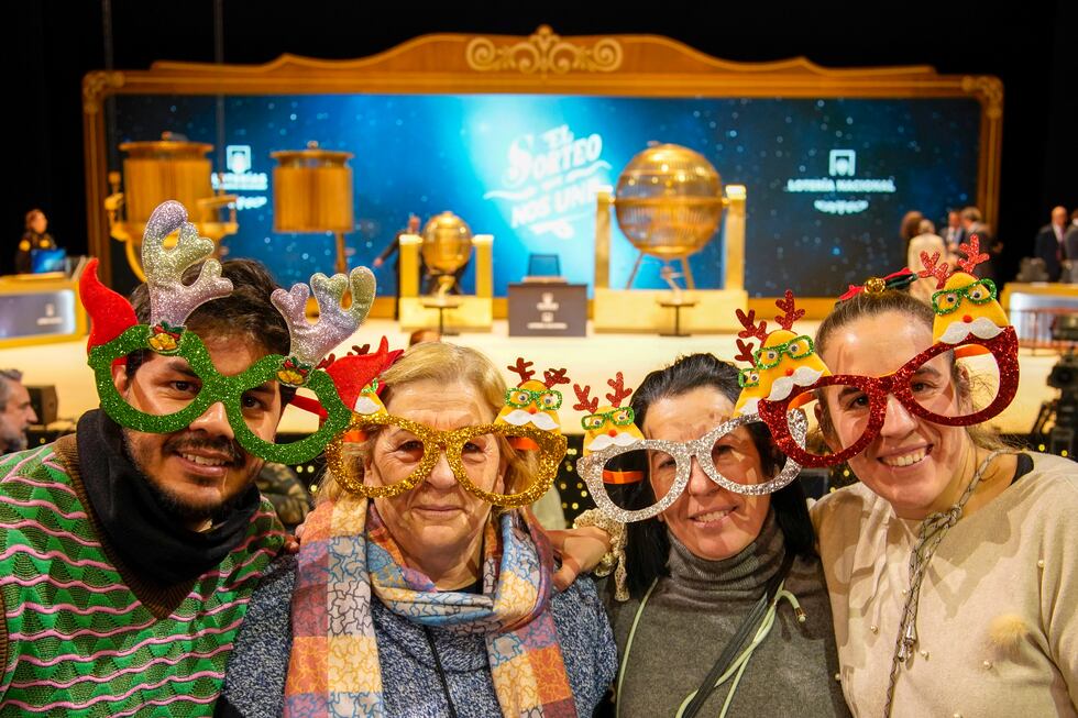 Los disfraces del público del sorteo de la Lotería de Navidad, en ...