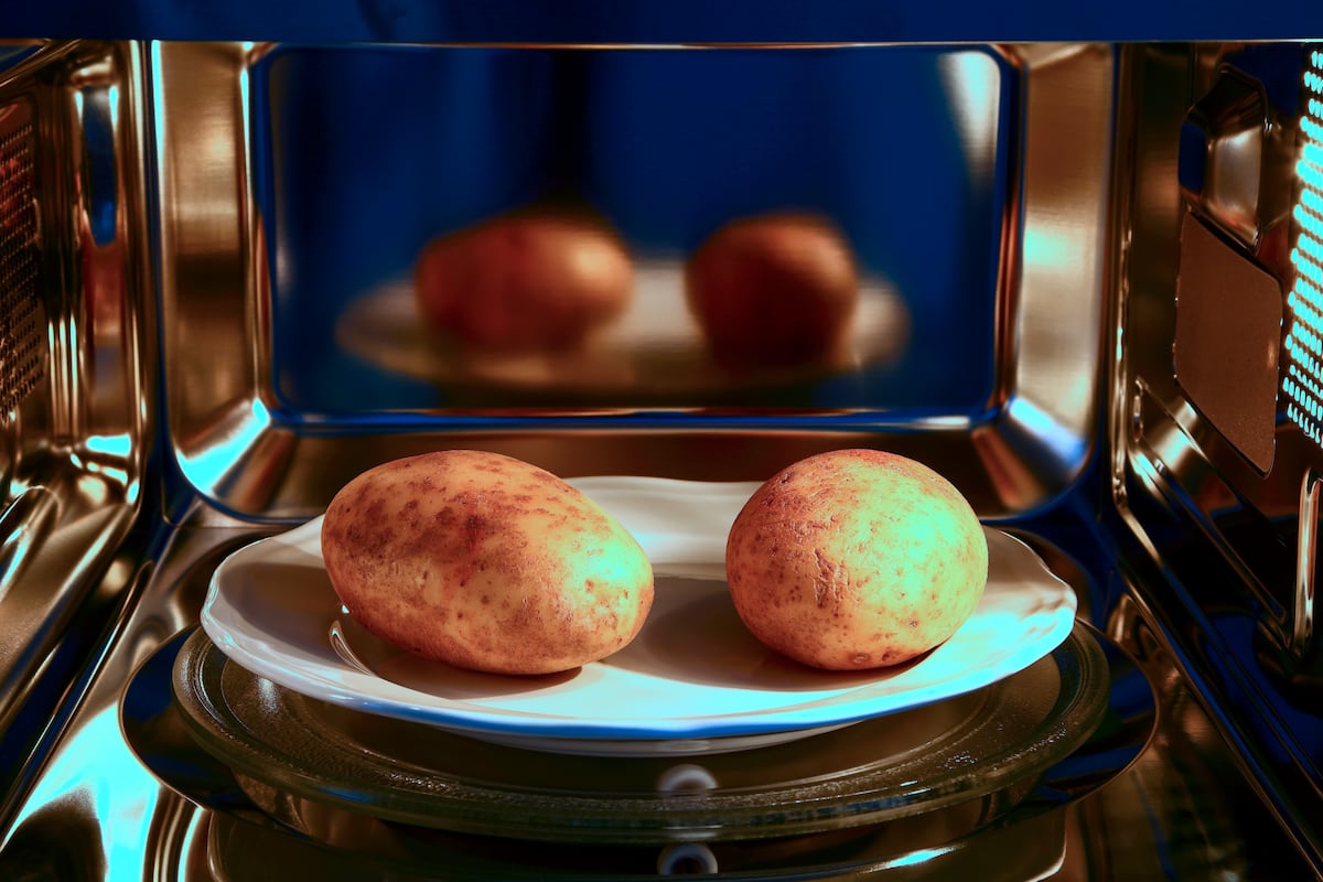 Microwaves transfer plastic components to potatoes | Science | EL PAÍS ...