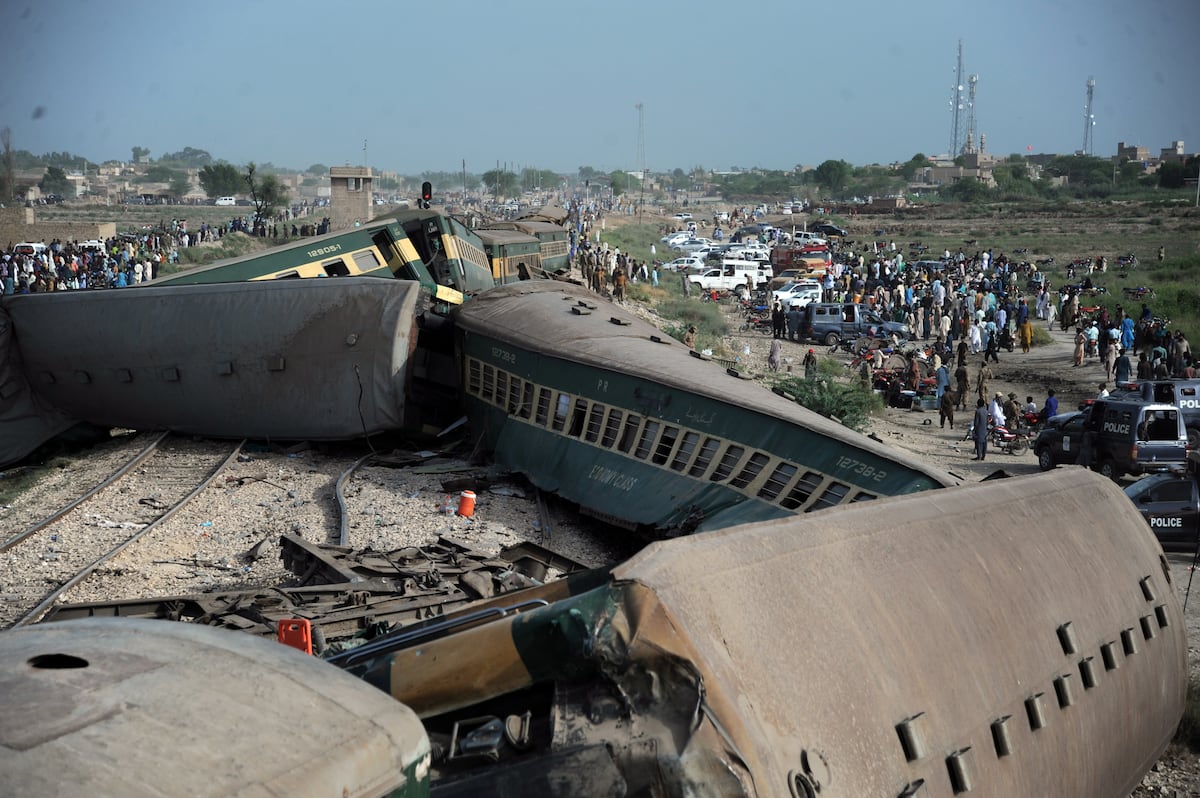Al menos 30 muertos y 80 heridos en Pakistán al descarrilar un tren ...