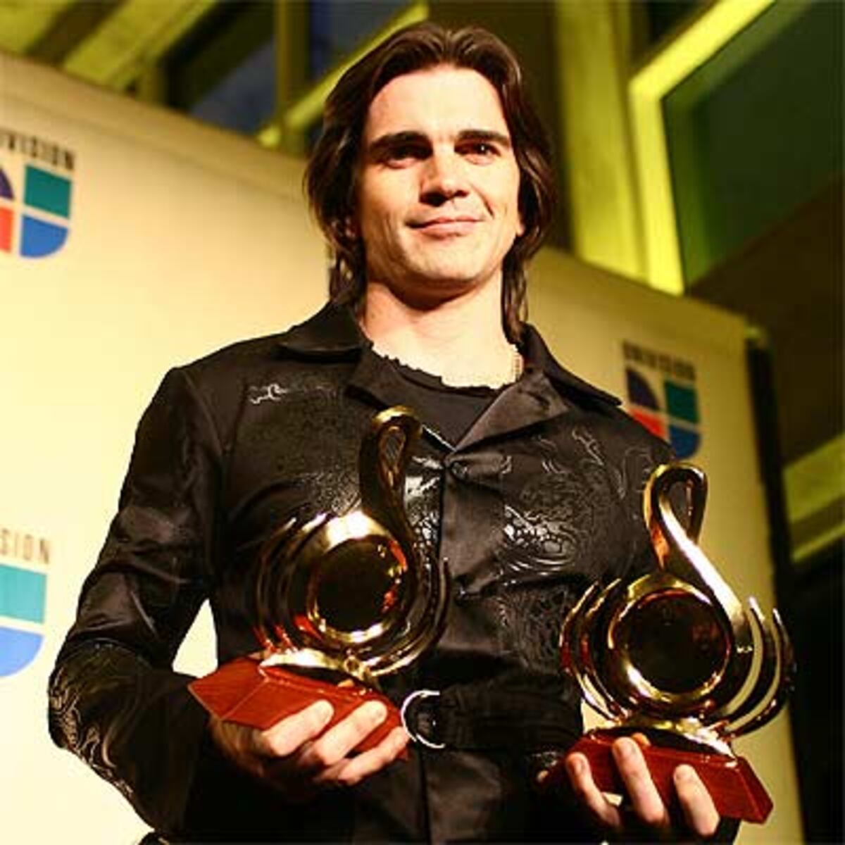 El cantante colombiano Juanes, con sus premios Lo Nuestro, en la gala ...