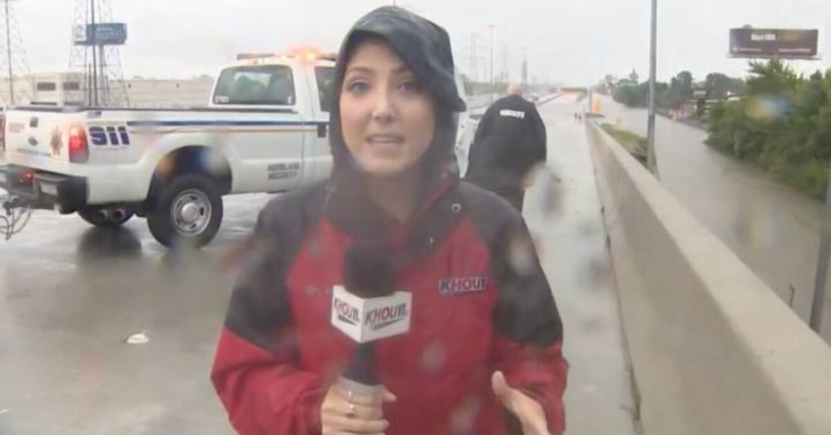 Una reportera ayuda a rescatar a un camionero en el huracán 'Harvey ...