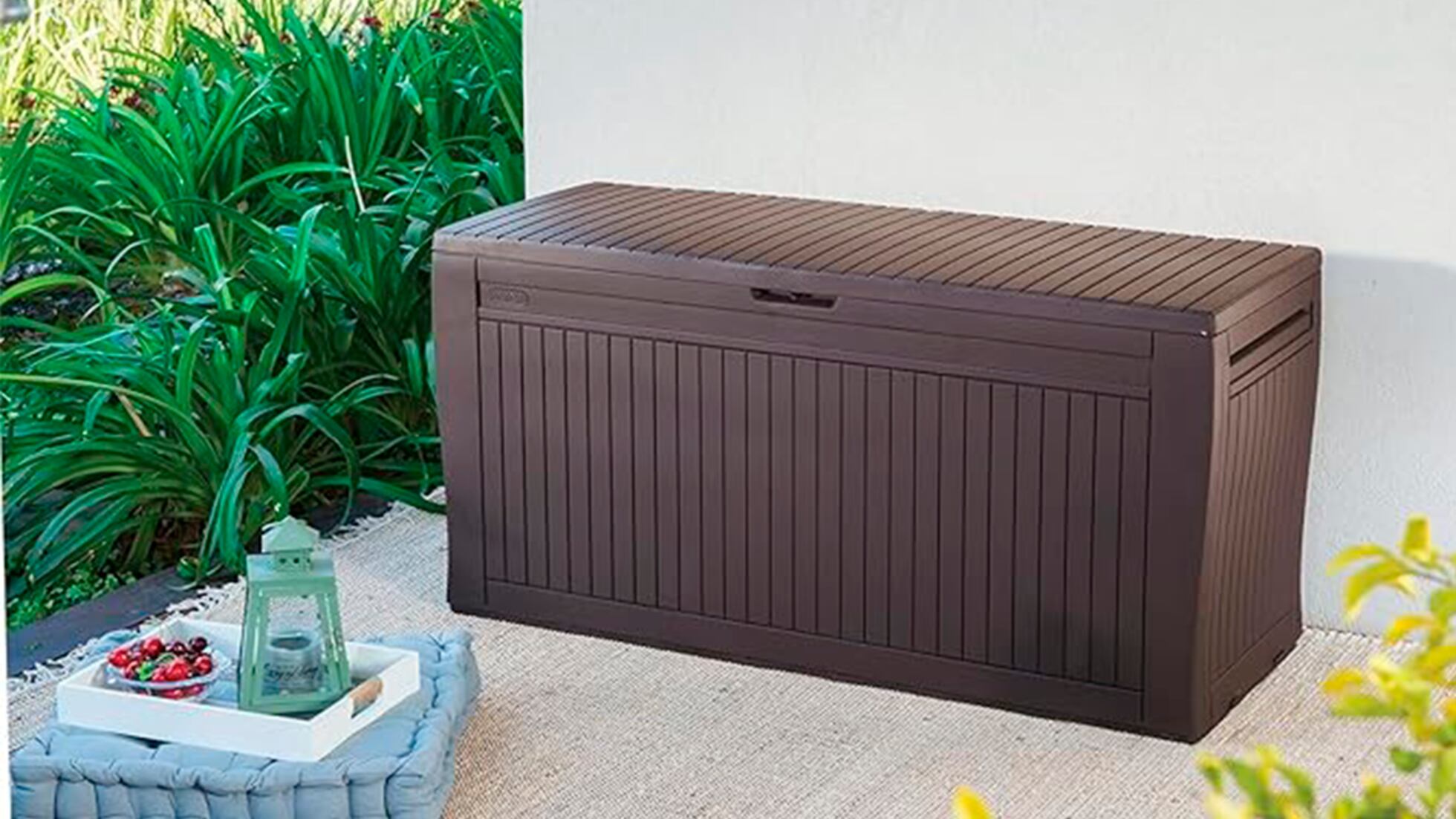 Este arcón de exterior es perfecto para almacenar objetos y para servir ...