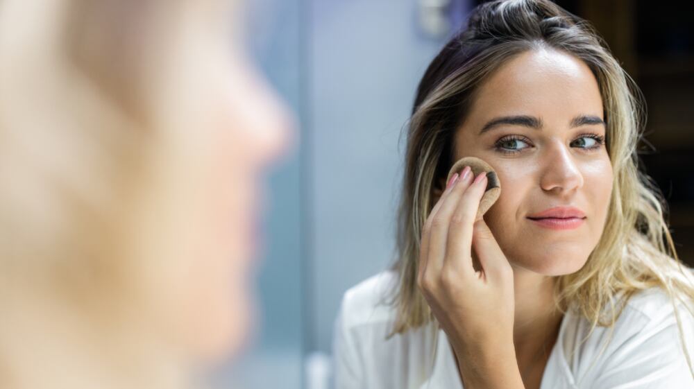 Esta base de maquillaje ligera me va genial para corregir ...