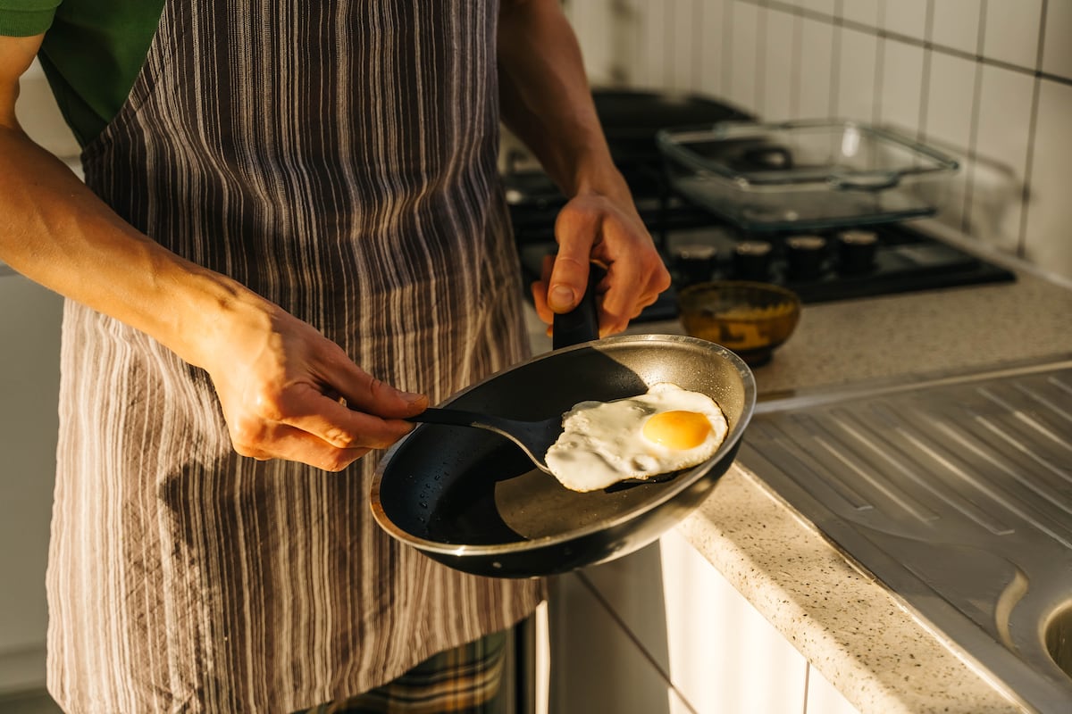 ¿Qué sartén es mejor para freír un huevo? | Gastronomía: recetas ...