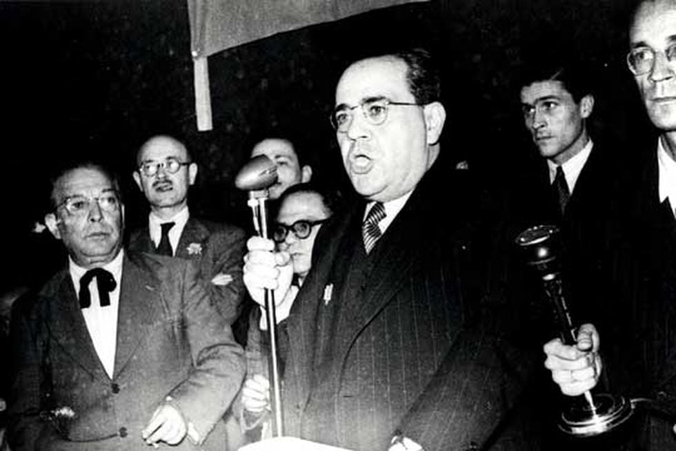 Juan Negrín, pronunciando un discurso en México en agosto de 1945 ...