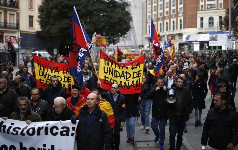 La protesta de Femen en un acto de la Falange, en imágenes | Fotos ...
