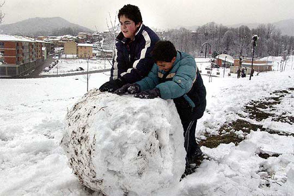 Dos niños jugando con la nieve | Cataluña | España | EL PAÍS