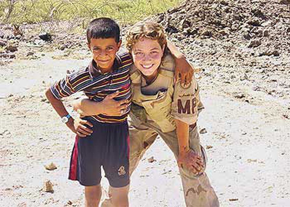 La soldado Sabrina D. Harman junto a un niño iraquí | Internacional ...