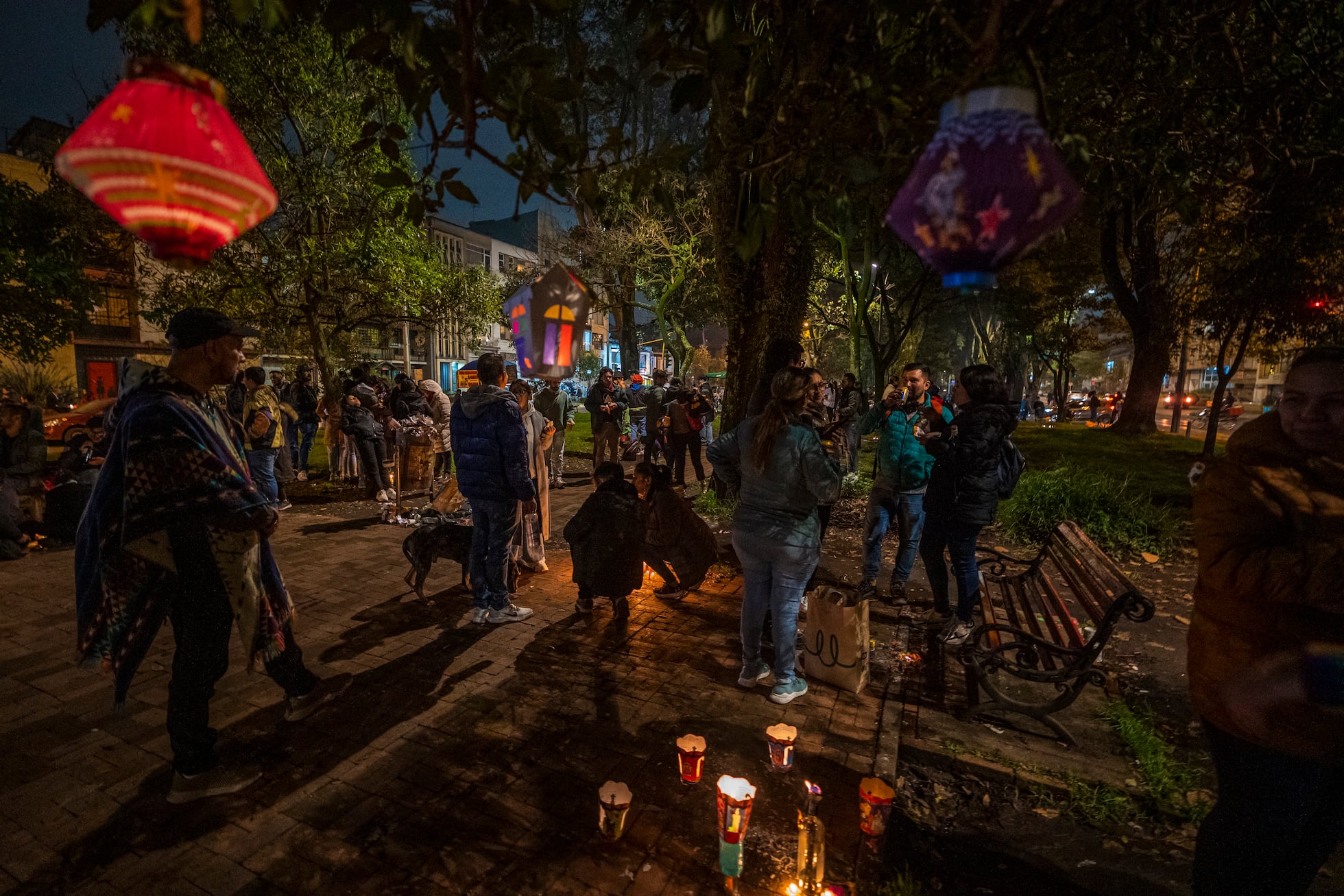 El ‘Día de las velitas’ ilumina los barrios de Bogotá, en imágenes ...