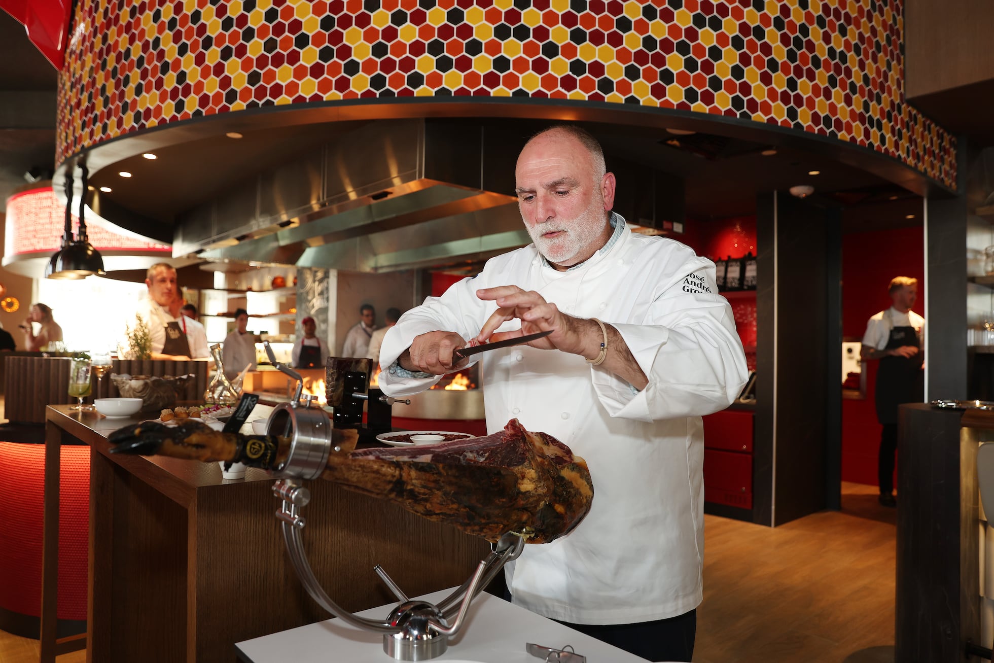 José Andrés apuesta por el jamón ibérico, las paellas y las tapas en su ...