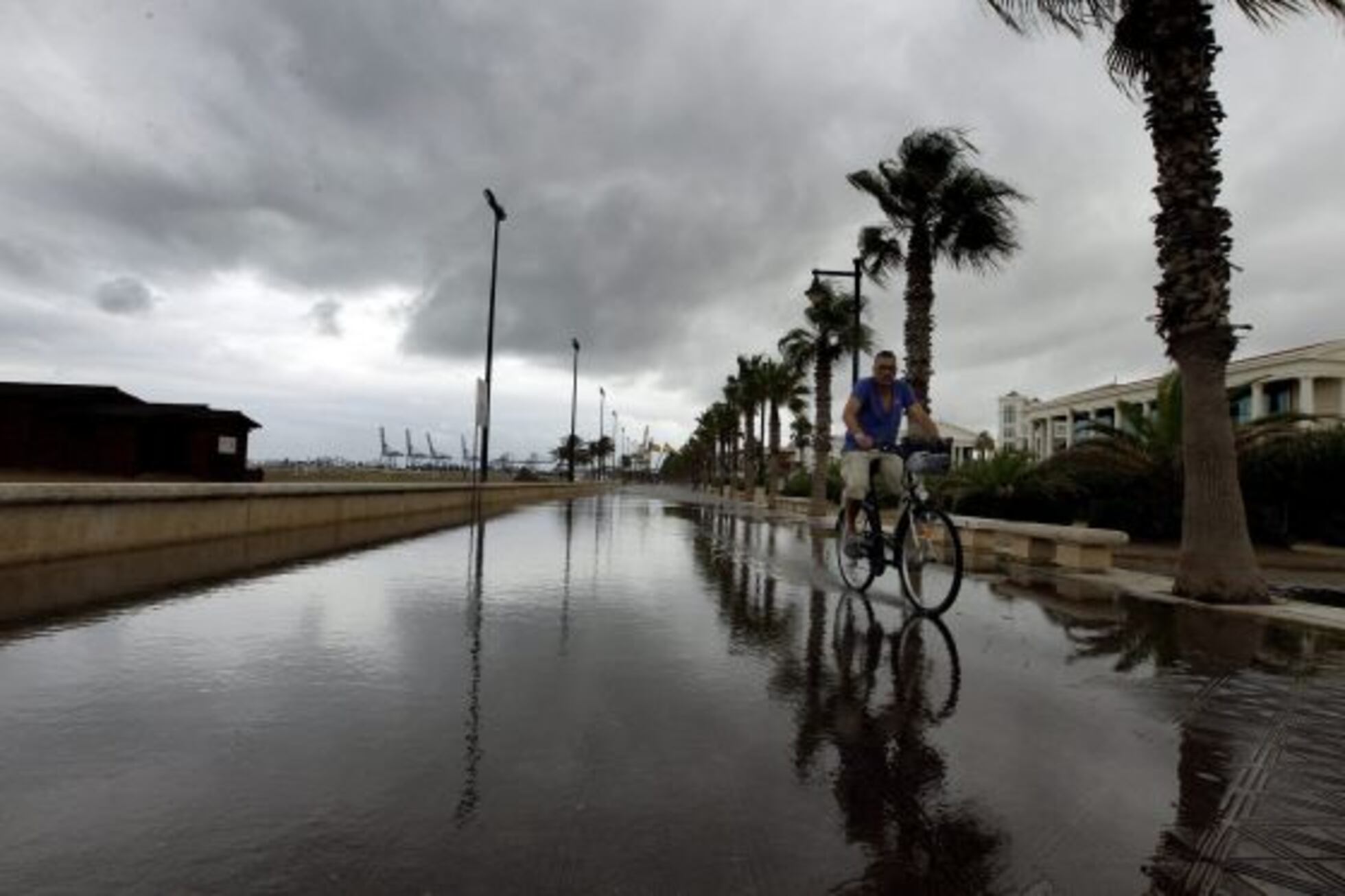 Una tormenta cruza Valencia y deja casi 39 litros en Llíria | Comunidad ...