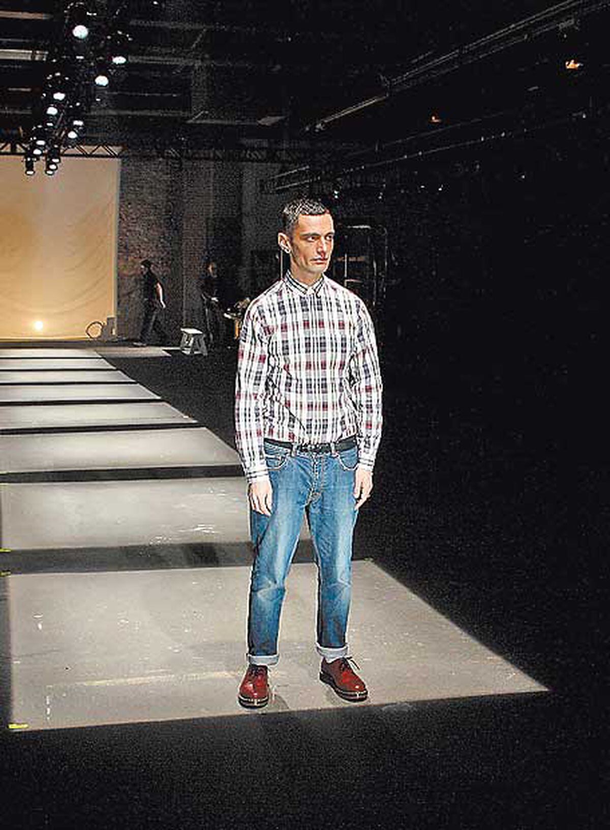 David Delfín durante la prueba de luces de su desfile en Nueva York ...