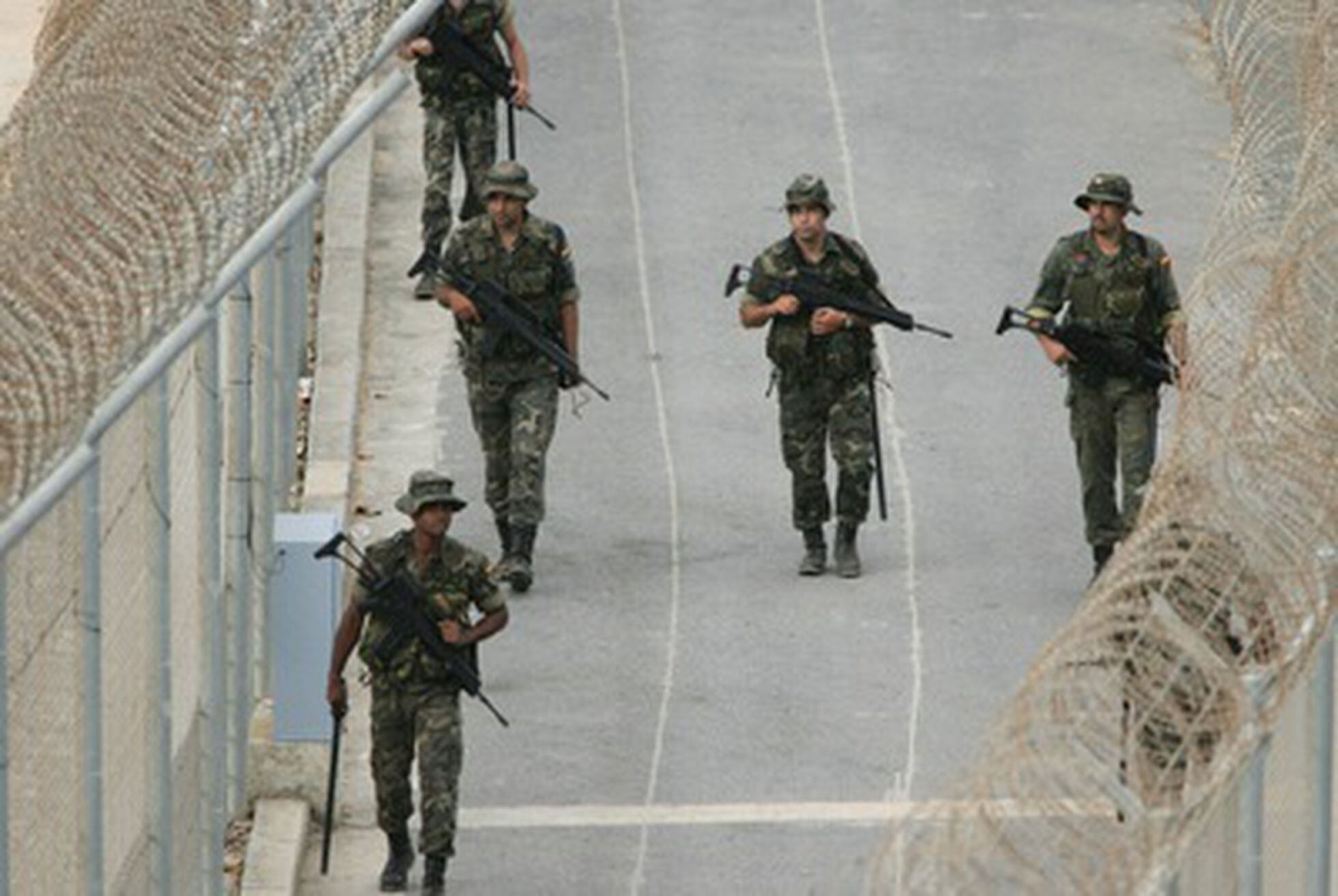 Interceptado un inmigrante cuando intentaba saltar la valla de Ceuta ...