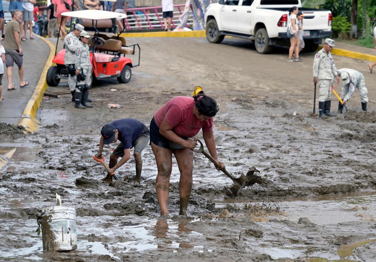 El huracán ‘Roslyn’ de categoría 3 impacta en las costas de Nayarit ...