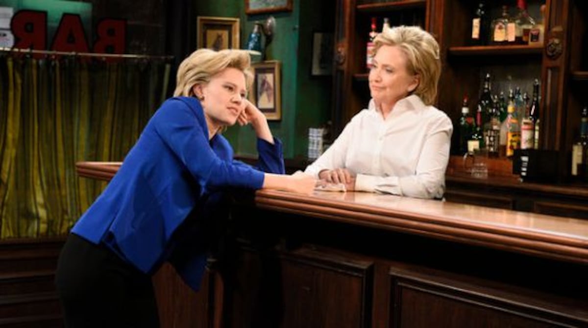 SNL: Hillary Clinton vs. Hillary Clinton, detrás de una barra de bar ...