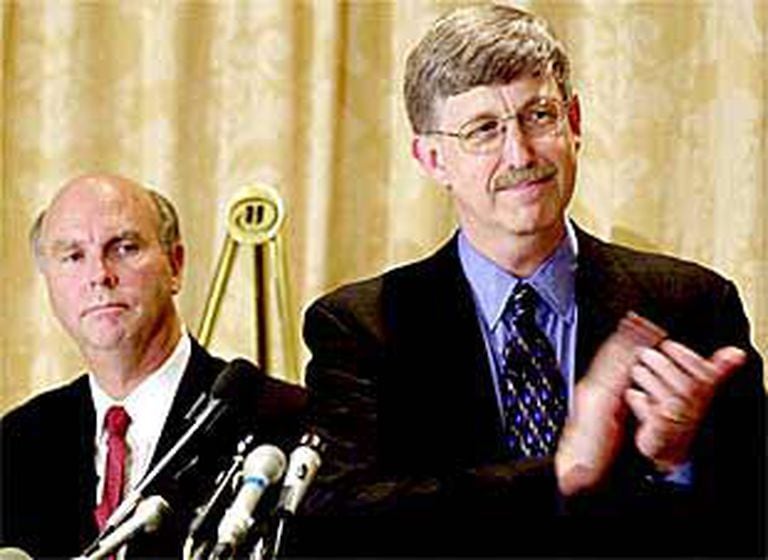 Craig Venter y Francis Collins (derecha), al anunciar el genoma humano. | Sociedad | EL PAÍS