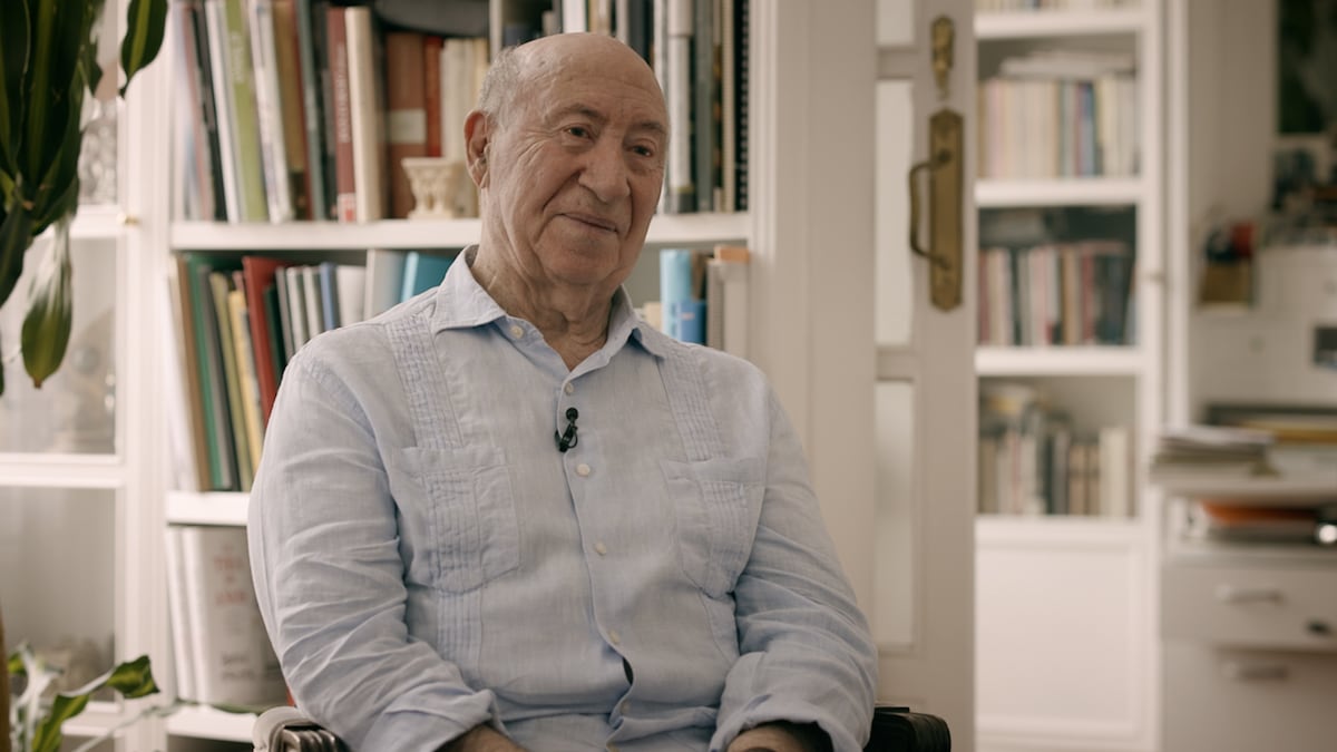 En la biblioteca de Peridis: “La escritura es un salvavidas tras la ...